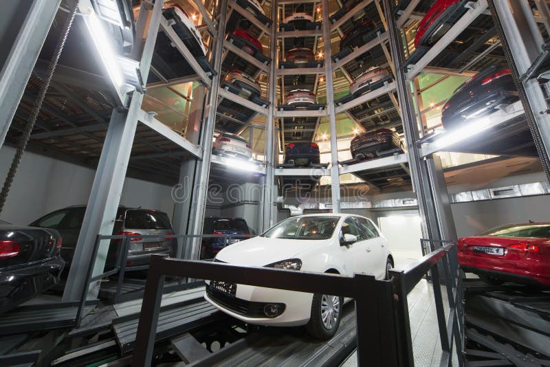 Das Auto Auf Parkplatz Mit Automatisiertem Autoparksystem Stockbild ...
