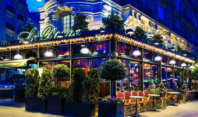 Das Berühmte Restaurant Le Dome am Abend, Paris, Frankreich ...