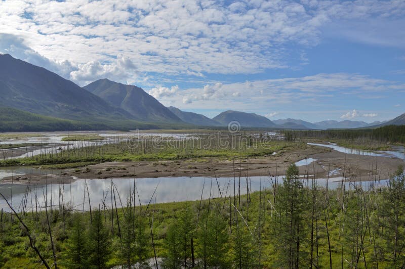 Das Breite Tal Des Gebirgsflusses Mit Einer Hohen Klippe Stockbild ...