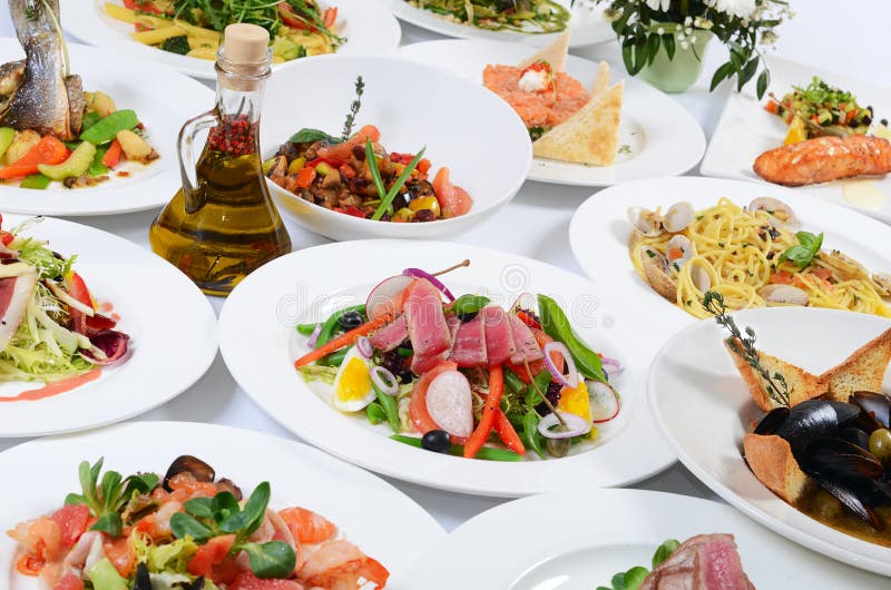 Das Buffet Im Restaurant Mit Verschiedenen Mahlzeiten Stockbild - Bild ...