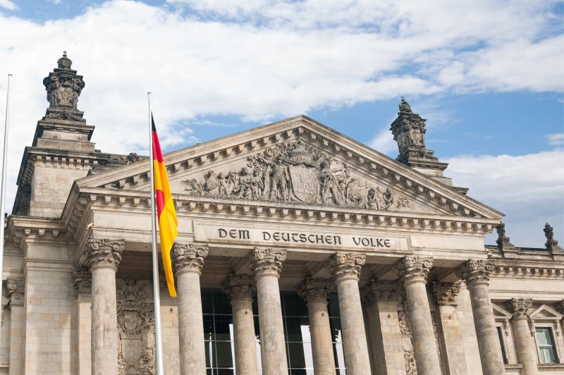 Das Deutsche Parlament Mit Der Deutschen Flagge in Der Front Stockbild ...