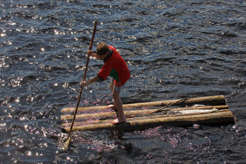 Floß im See stockbild. Bild von sonne, wellen, mann, freundschaft ...