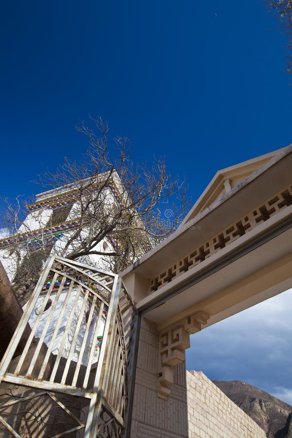 Das Gatter Der Katholischen Kirche in Tibet Stockfoto - Bild von kirche ...