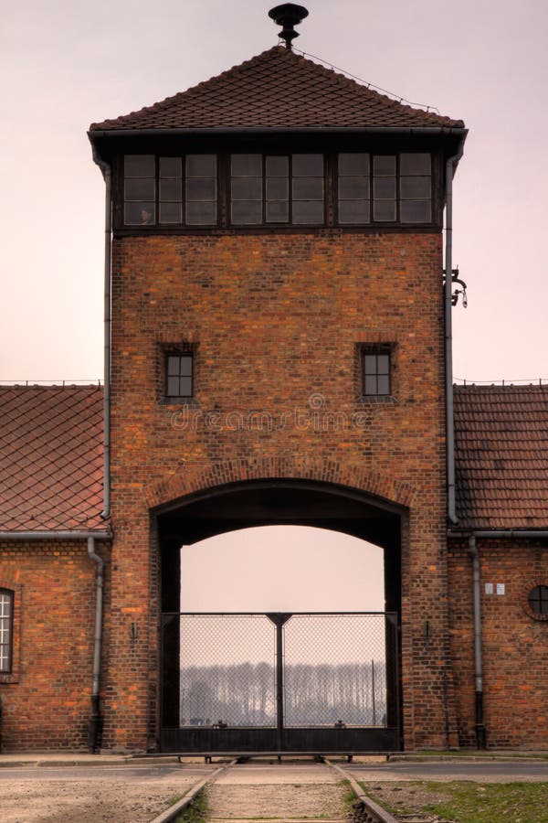 Das Gatter von Auschwitz redaktionelles foto. Bild von holocaust - 12228621