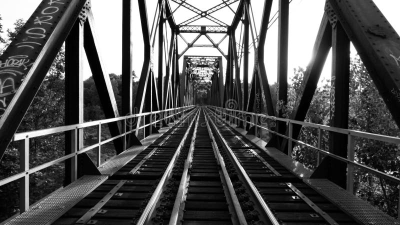 Das Gleis stockbild. Bild von brücken, gleis, hintergründe - 133442643