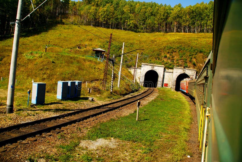 Das Gleis in Sibirien stockbild. Bild von gras, tunnel - 8412261