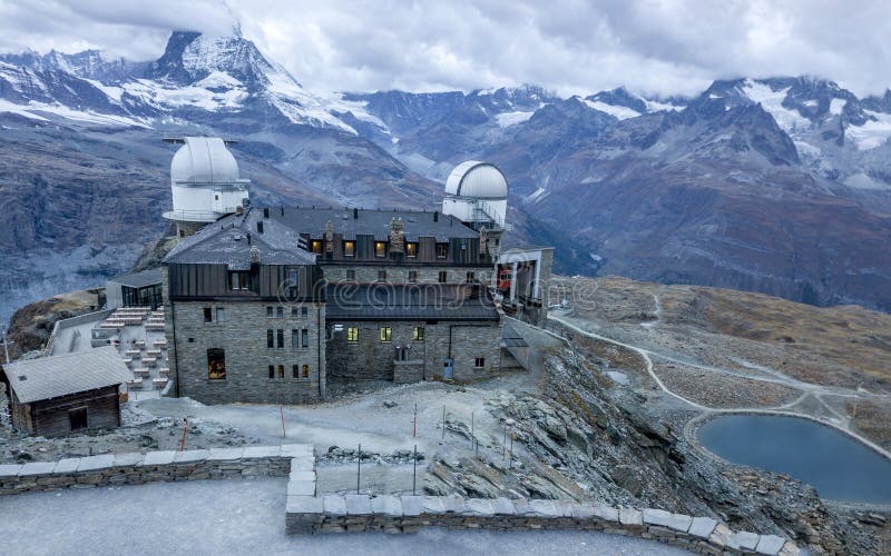 Gornergrat-Observatoriumplanetarium Mit Matterhorn Im Hintergrund ...