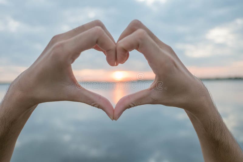 Das Herz, Das Mit Der Hand Und Der Sonne Gemacht Wird, Ist Der ...