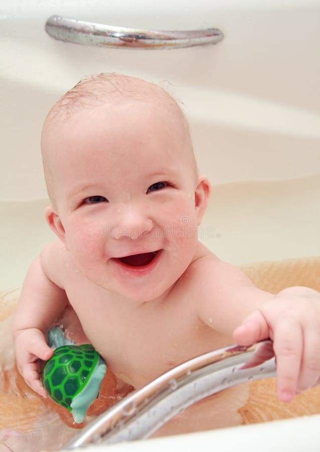 Das Kind beim Baden stockbild. Bild von gelächter, hygiene - 8316267