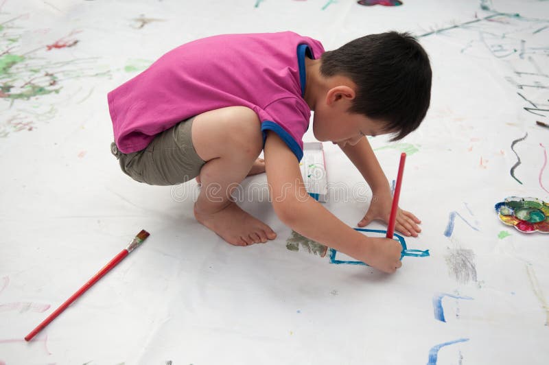 Das Kind malt stockfoto. Bild von pinsel, junge, kind - 14552464