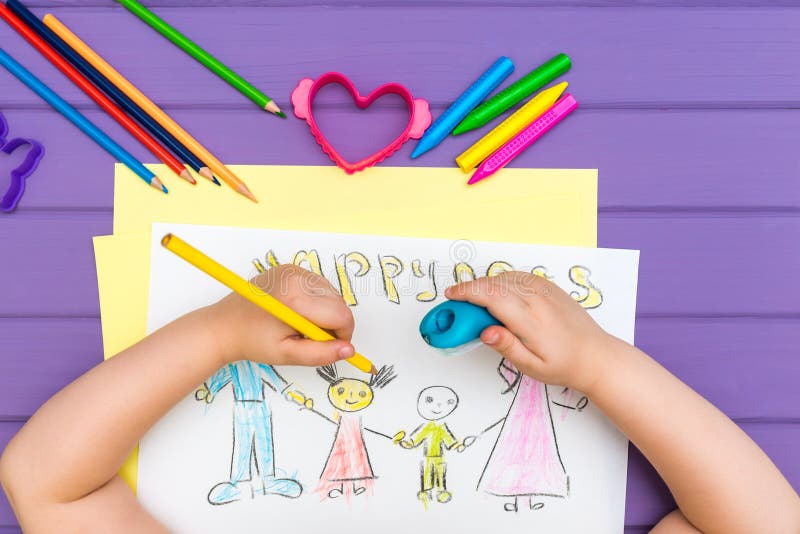 Das Kind Malt Eine Skizze Der Familie Stockbild - Bild von kindheit ...