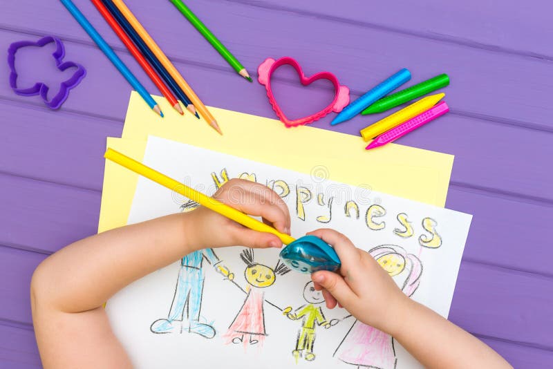 Das Kind Malt Eine Skizze Der Familie Stockfoto - Bild von gemalt ...