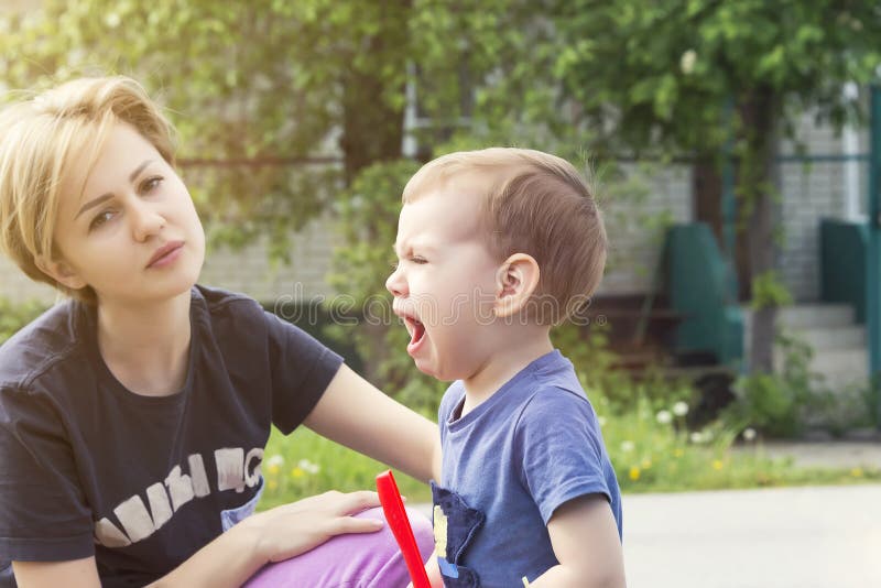 Das Kind Schreit Von Der Beleidigung Stockfoto - Bild von gras, schrei ...