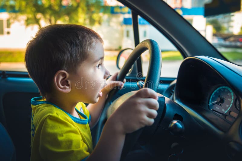 Das Kind am Steuer Das Auto Stockfoto - Bild von fahrer, stattlich ...