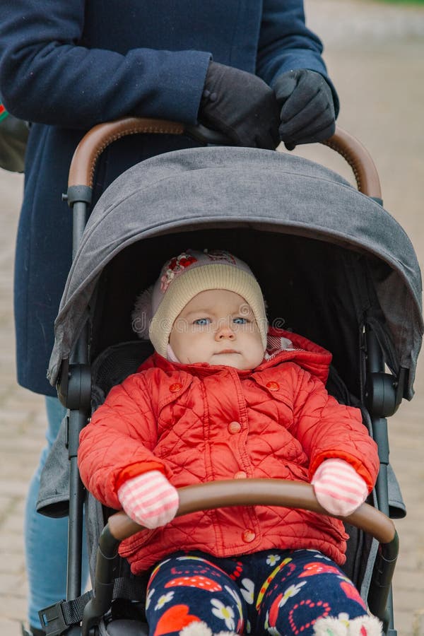 Das Kleine Baby Sitzt Im Pram Stockbild - Bild von paare, wagen: 140973681