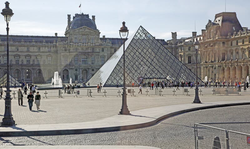 Der Louvre, Paris, Frankreich Redaktionelles Stockbild - Bild von glas ...