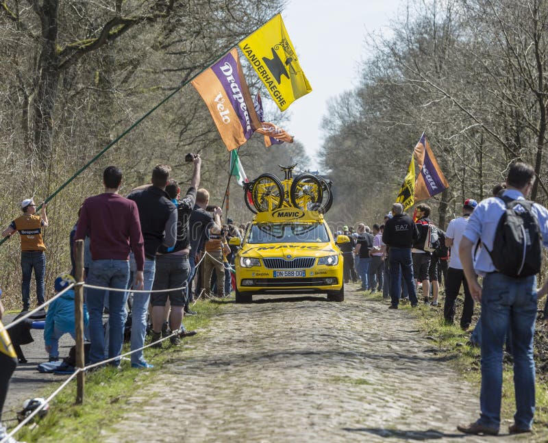 Das Mavic-Auto Im Wald Von Arenberg- Paris Roubaix 2015 Redaktionelles ...
