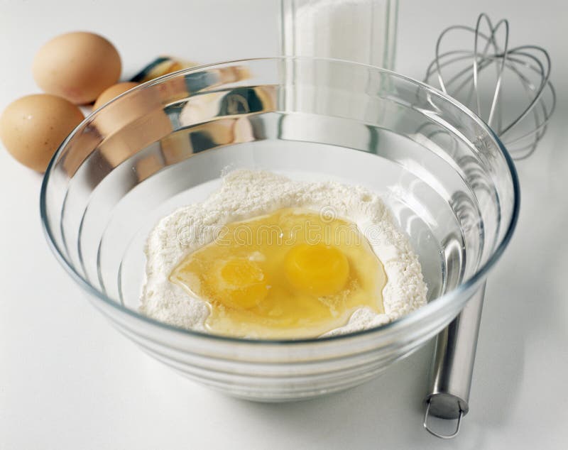 Das Mehl Und Die Eier Zusammen Mischen Stockbild - Bild von frucht ...