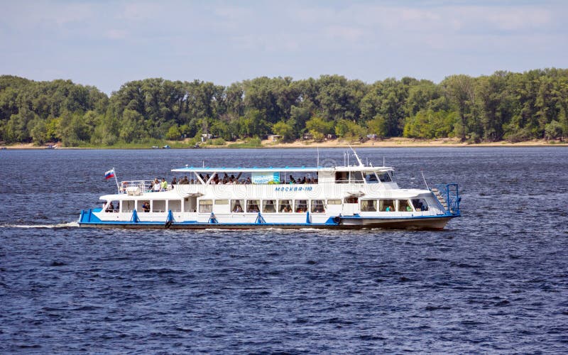 Das Motorschiff redaktionelles stockbild. Bild von vergnügen - 100334794