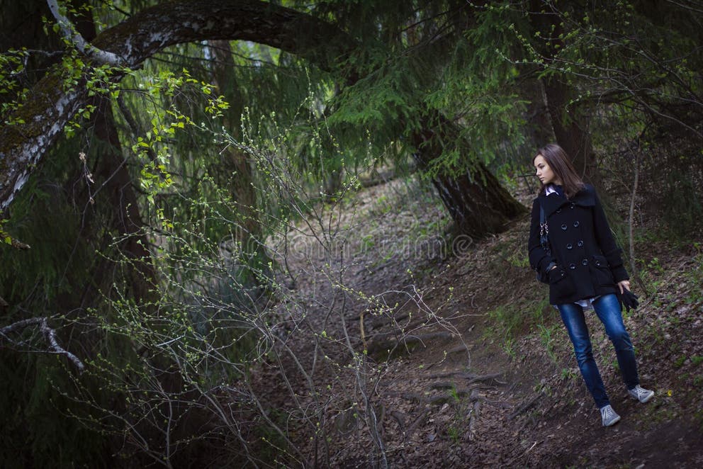 Das Mädchen Im Mantel Im Wald Stockfoto - Bild von fein, erwachsener: 56254160