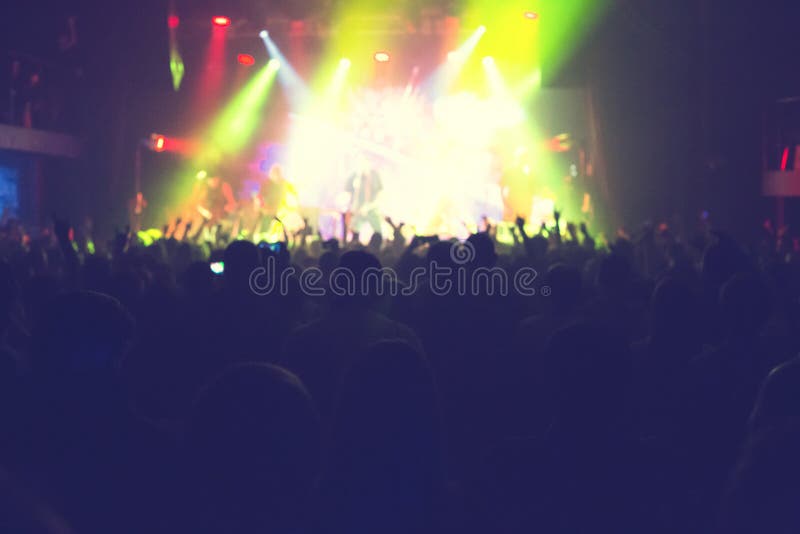 Das Publikum, Welches Das Konzert Auf Stadium Aufpasst Stockfoto - Bild ...