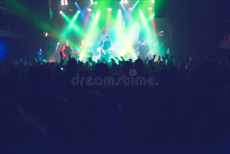 Das Publikum, Welches Das Konzert Auf Stadium Aufpasst Stockbild - Bild ...