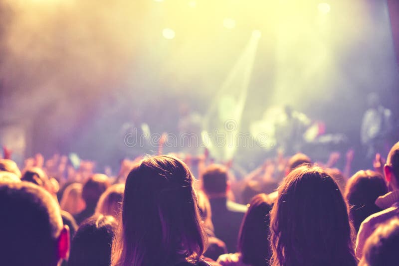 Das Publikum, Welches Das Konzert Auf Stadium Aufpasst Redaktionelles ...