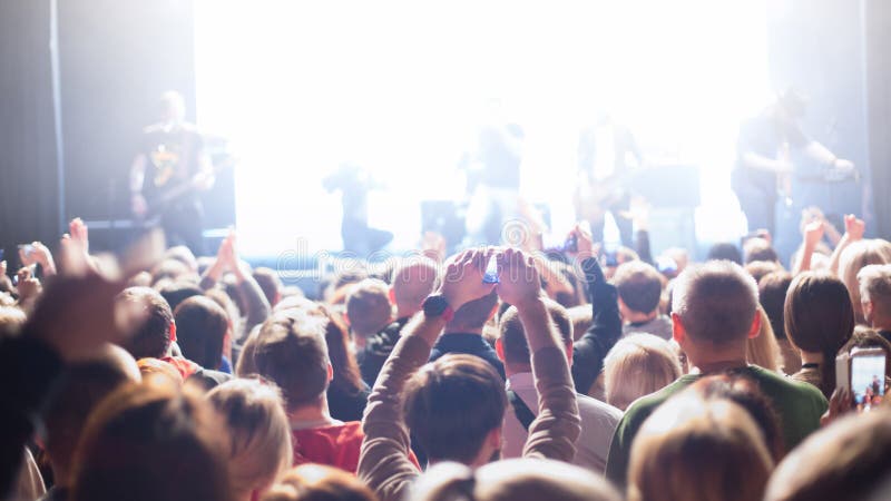Das Publikum, Welches Das Konzert Auf Stadium Aufpasst Redaktionelles ...