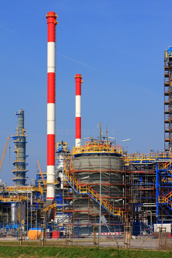 Die Raffinerie stockbild. Bild von technik, umgebung - 10079927