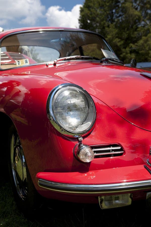 Das rote Auto stockbild. Bild von automobil, fahrzeug - 15539413