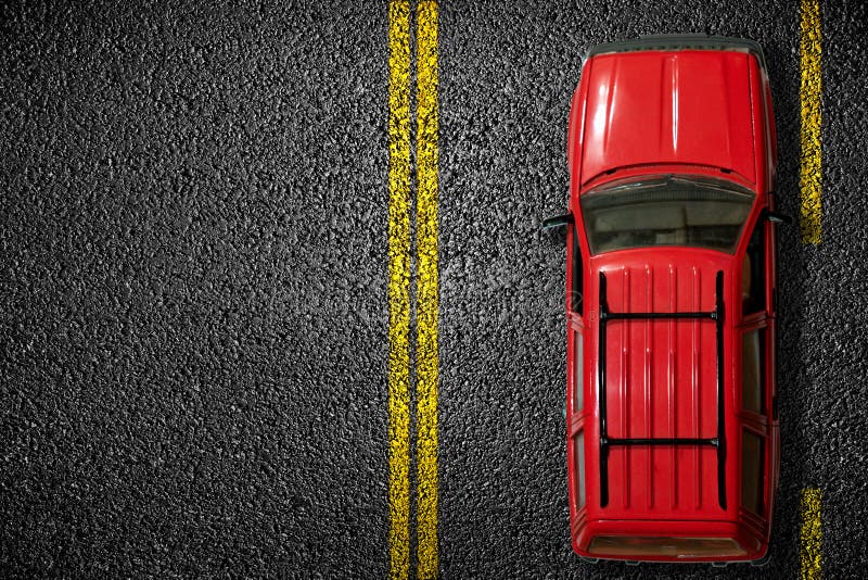 Das rote Auto auf Asphalt stockbild. Bild von beschaffenheit - 12929579