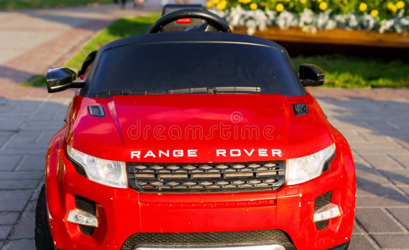 Das rote Auto der Kinder redaktionelles stockfoto. Bild von sommer ...