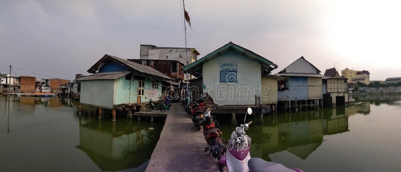 Das Schwimmende Dorf, Das Nie Stirbt in West Jakarta Redaktionelles ... Das Schwimmende Dorf, Das Nie Stirbt in West Jakarta Redaktionelles ...