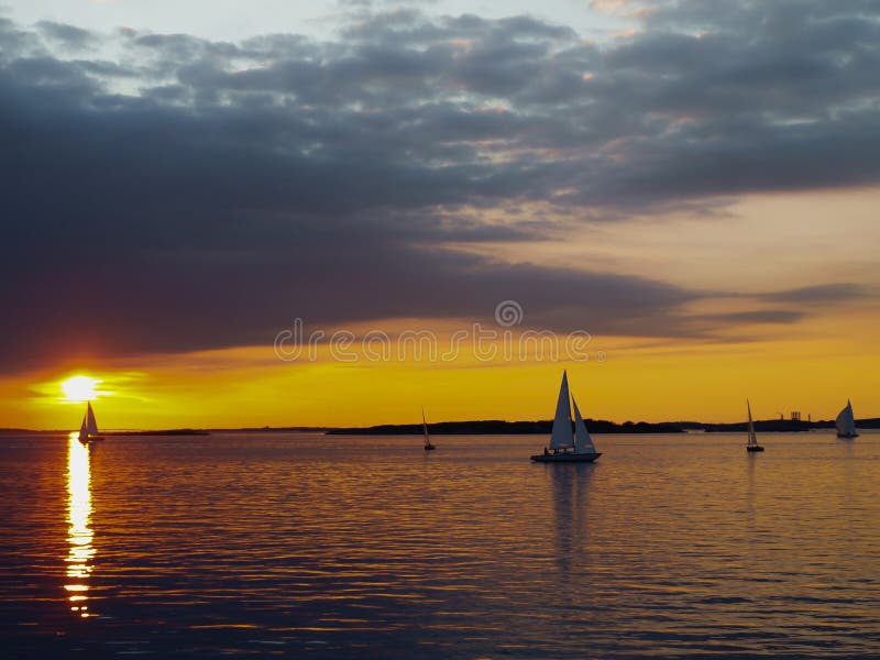 Das Segelboot im Meer stockfoto. Bild von sommer, wettbewerb - 112942072