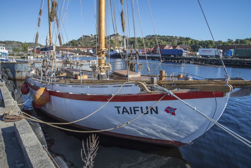 Das Segelboot taifun redaktionelles foto. Bild von takelung - 34097446