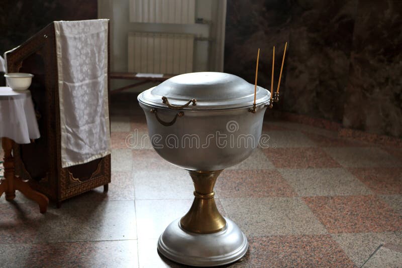 Das Taufbecken stockfoto. Bild von spiritualität, tauf - 82189374