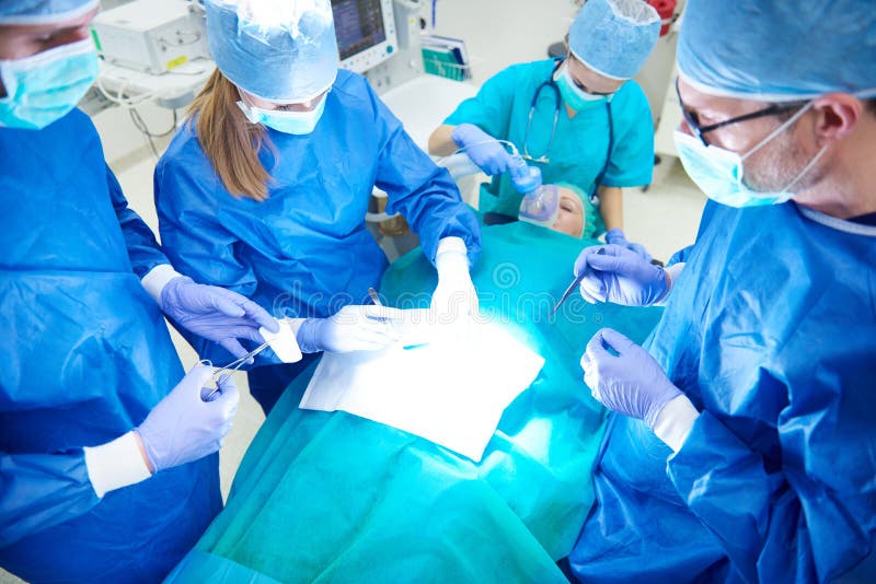 Das Team von Chirurgen stockfoto. Bild von geduldig, winkel - 87593632