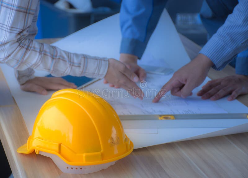 Das Technikteam Trifft Strenge Bauarbeit Stockbild - Bild von helm ...
