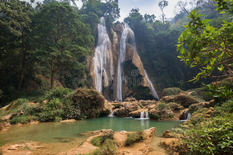 Dat Taw Gyaint Waterfall Em Myanmar Foto de Stock - Imagem de alto ...