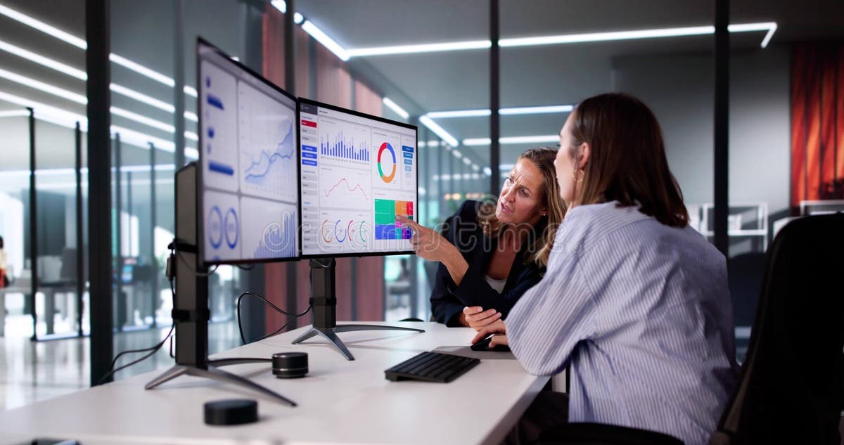 128 Analyst Women Looking Kpi Data Computer Stock Photos - Free ...