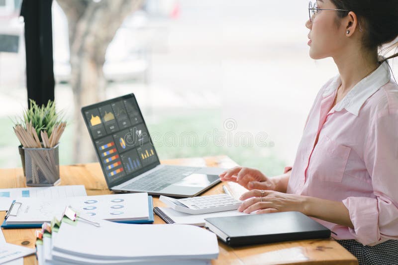 The Data Analyst Woman Working on a Business Analytics Dashboard ...