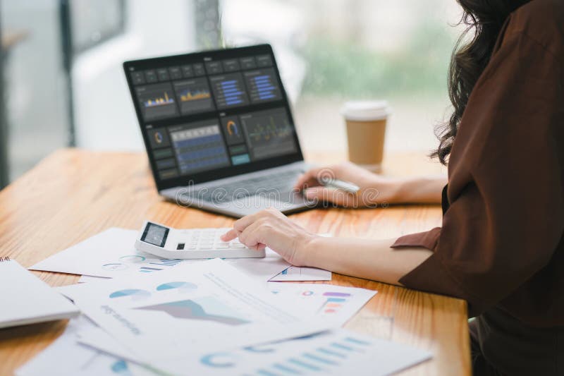 The Data Analyst Woman Working on a Business Analytics Dashboard ...