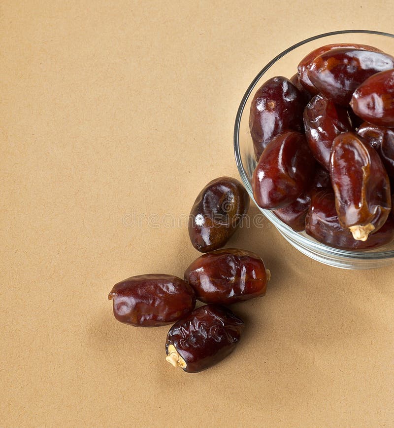 Datas Na Tigela De Vidro. Seca Data Fruta Foto de Stock - Imagem de ...
