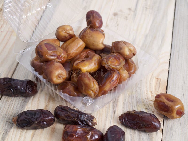 Dates in packing stock image. Image of capacity, pulp - 30395869
