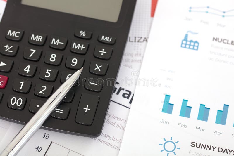 Datos Financieros Y Calculadora Y Una Pluma Foto de archivo - Imagen de ...