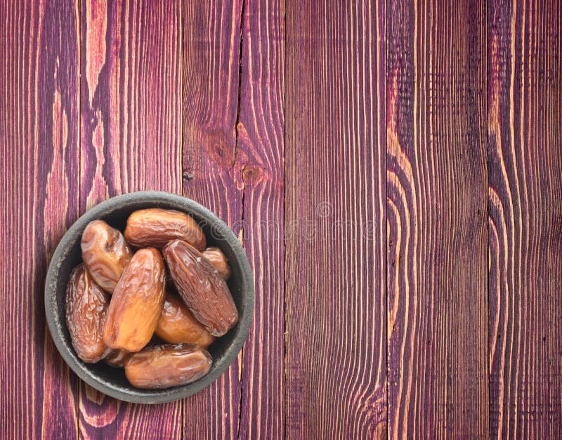 Datteri Secchi in Ciotola Rotonda Isolata Sulla Vista Superiore Del ...