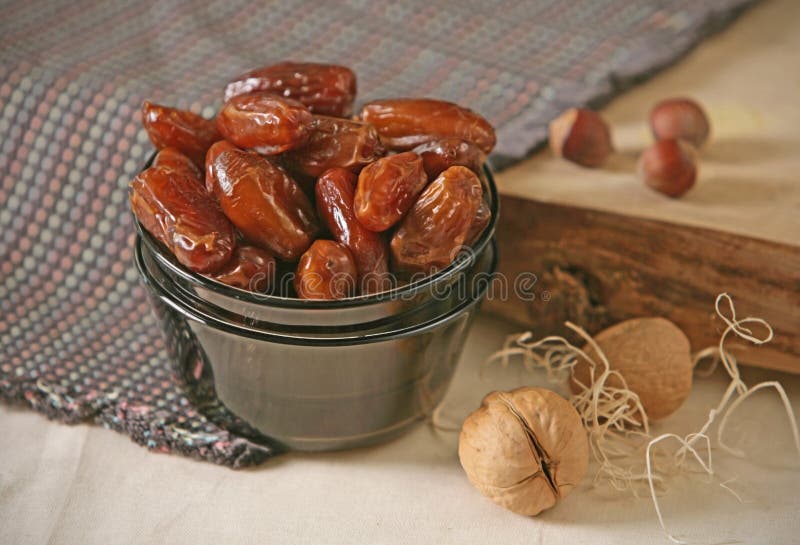 Datteri secchi e noci fotografia stock. Immagine di noce - 8822762