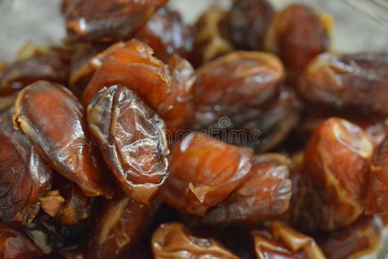 Dattes De Palm Khalas Omani Photo stock - Image du légume, assiette ...