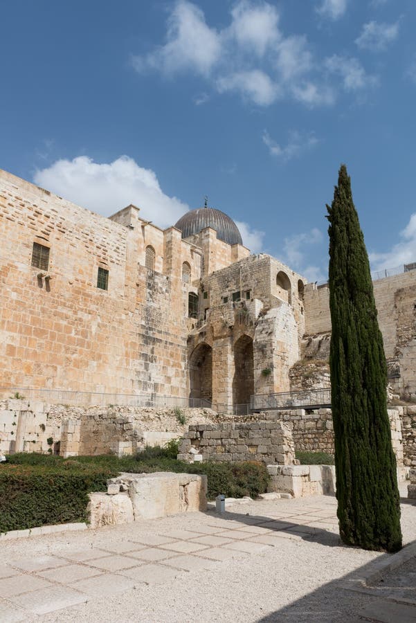 At the Davidson Center in Jerusalem Editorial Photo - Image of alaqsa ...