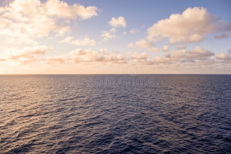 Dawn op zee stock afbeelding. Image of caraïbisch, lucht - 121301189